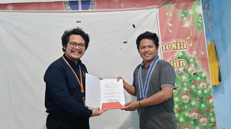 Sosok Tiara Angelina Saraswati, Anak Penjual Sempol yang Baru Lulus ...